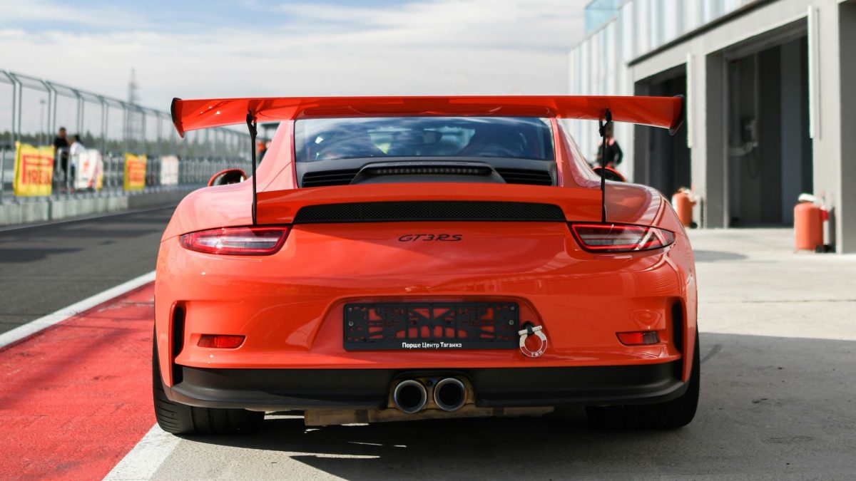 Spoiler en el auto: ¿Por qué algunos modelos lo llevan y otros no? - Autos