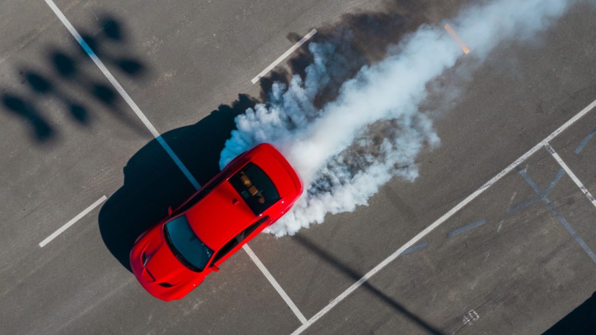 ¿Por qué el auto echa humo blanco y huele a quemado? - Autos