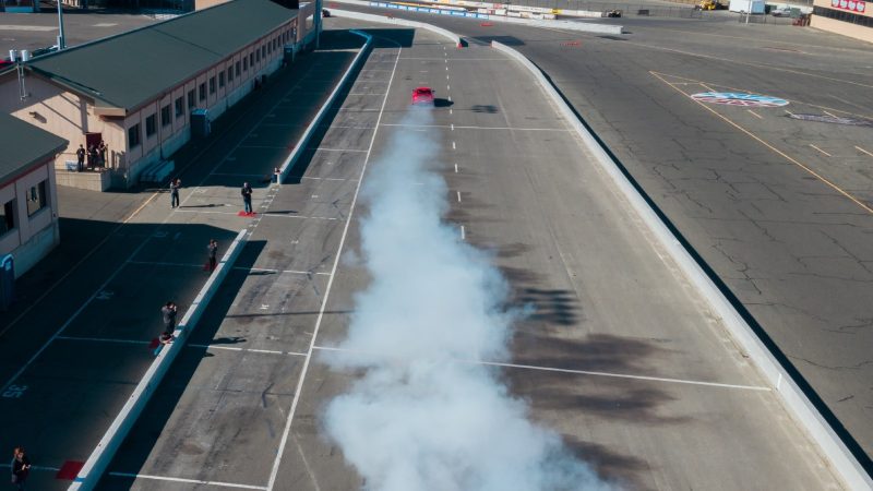¿Por qué el auto echa humo blanco y huele a quemado? - Autos