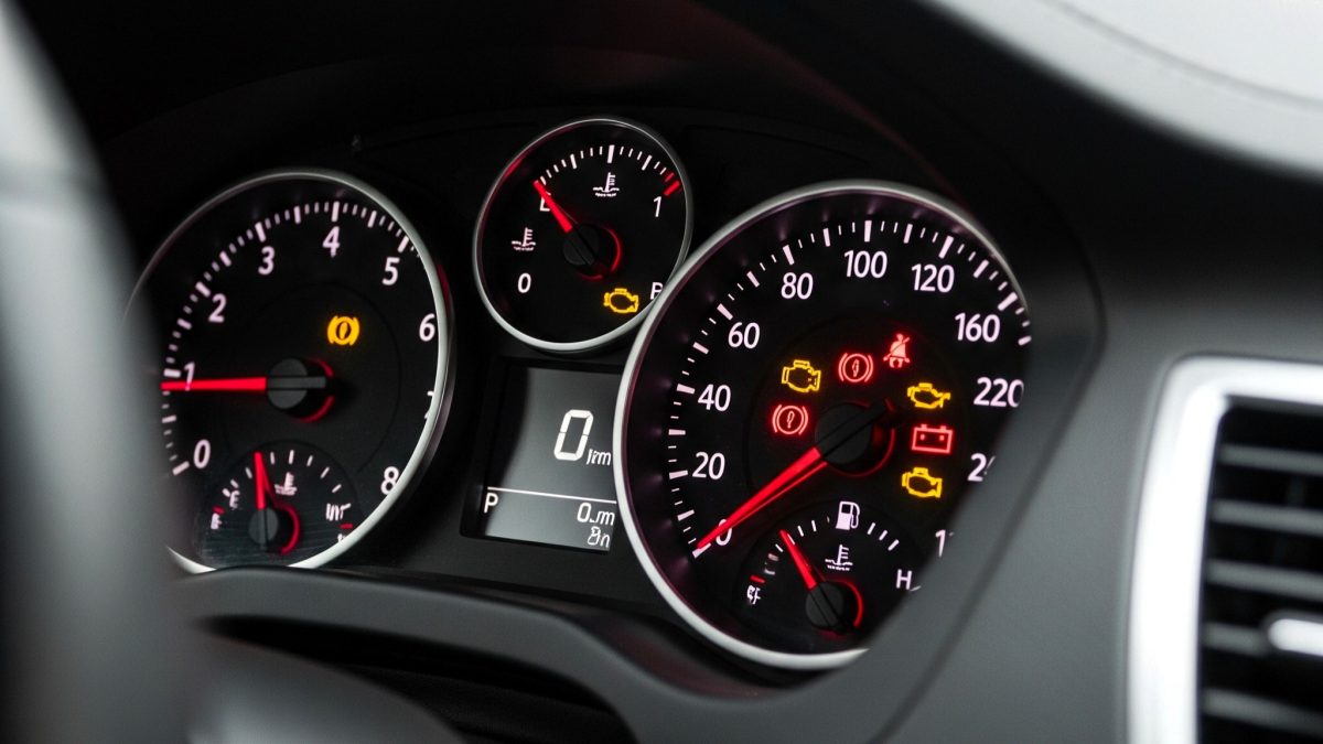 Señales en el tablero del carro: Qué significan las luces rojas y ...